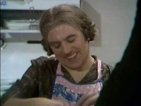 Monty Python sub ita - Uno scozzese a cavallo - YouTube