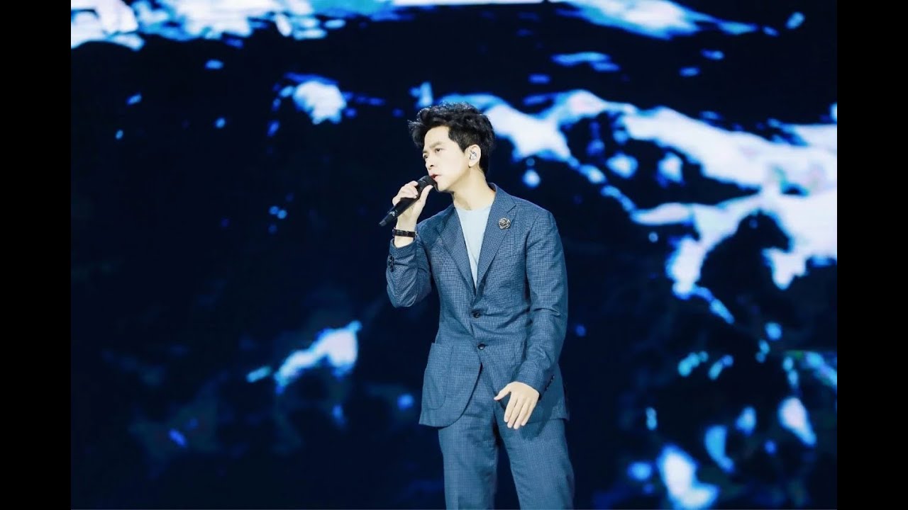 Chinese Pop singer Tsinghua alumnus Li Jian performing a new song ...