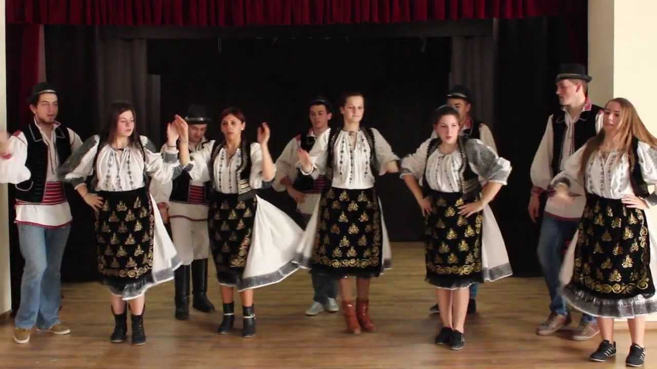 Dans de pe Valea Muresului - Ansamblul Liceului Pedagogic Arad - YouTube