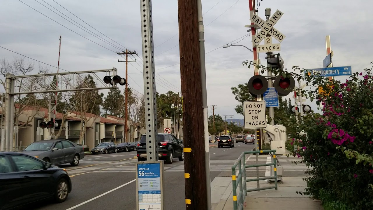 Metrolink 885 crosses La Veta Avenue (video4) Orange CA - YouTube