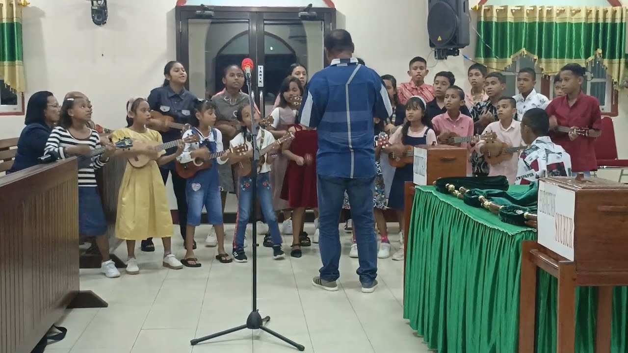Paduan Ukulele PAR GPI Papua Diaspora Sorong - Dendang Ukulele - YouTube