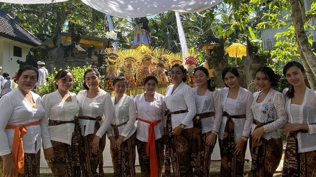 Tari Rejang Renteng oleh BUBUCA [IBU IBU CANTIK] SMP Negeri 4 Mendoyo ...