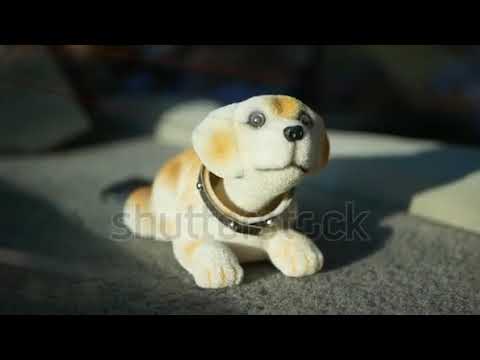 KAFA SALLAYAN ARABA köpeği Nodding dog on dashboard with car shaking head