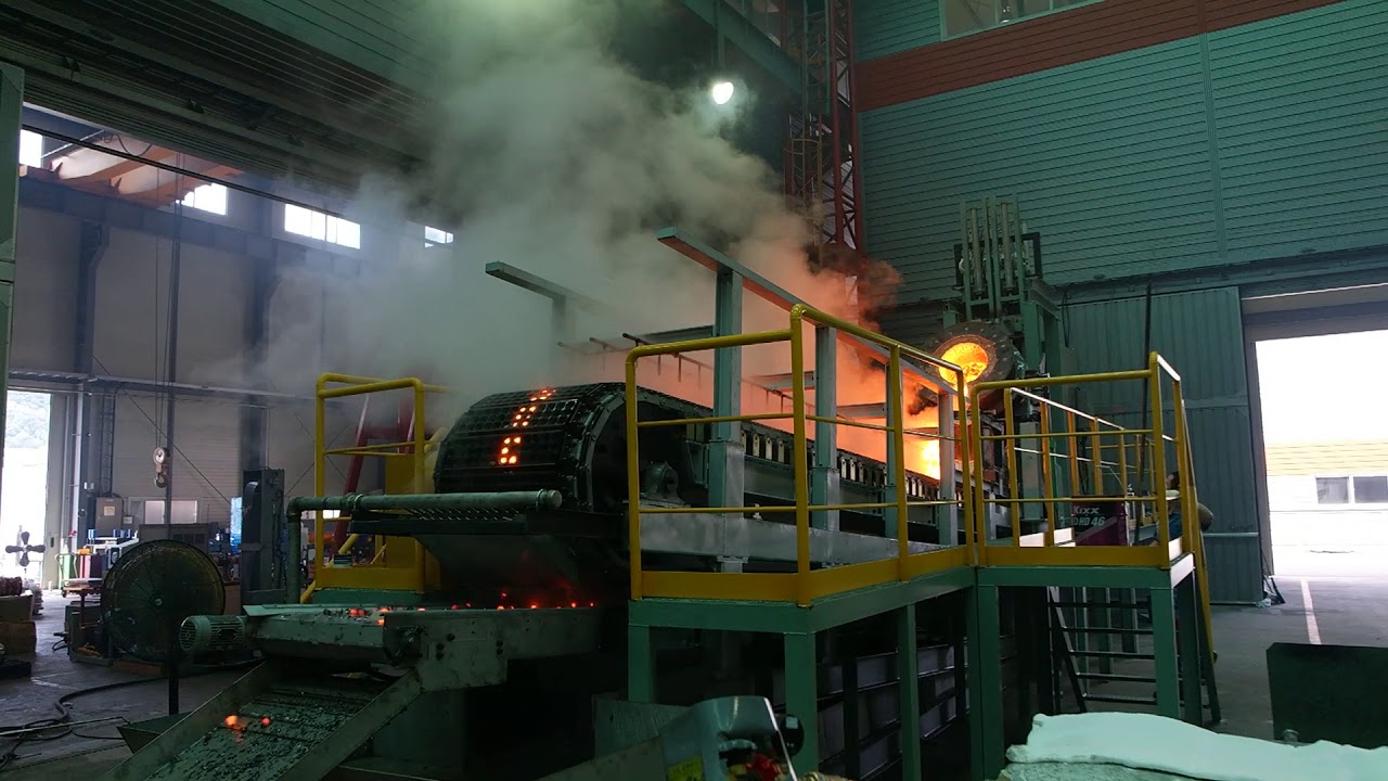 Non-crush Ferroalloy production machine video - FeSiCr casting - YouTube