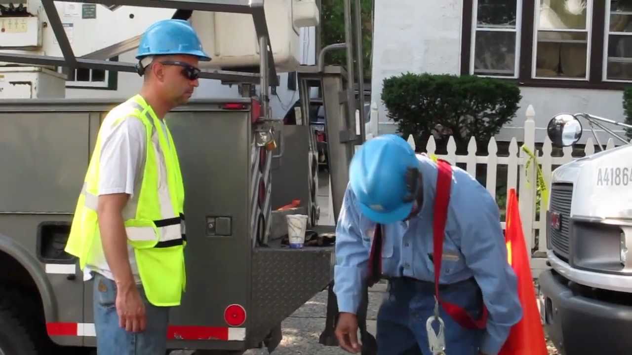 Con Edison crew repairs aerial cable in Mount Vernon - YouTube