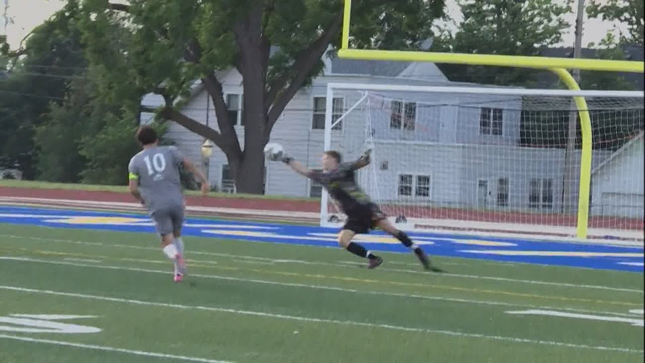 Lansing Common FC falls at home to Midwest United FC - YouTube