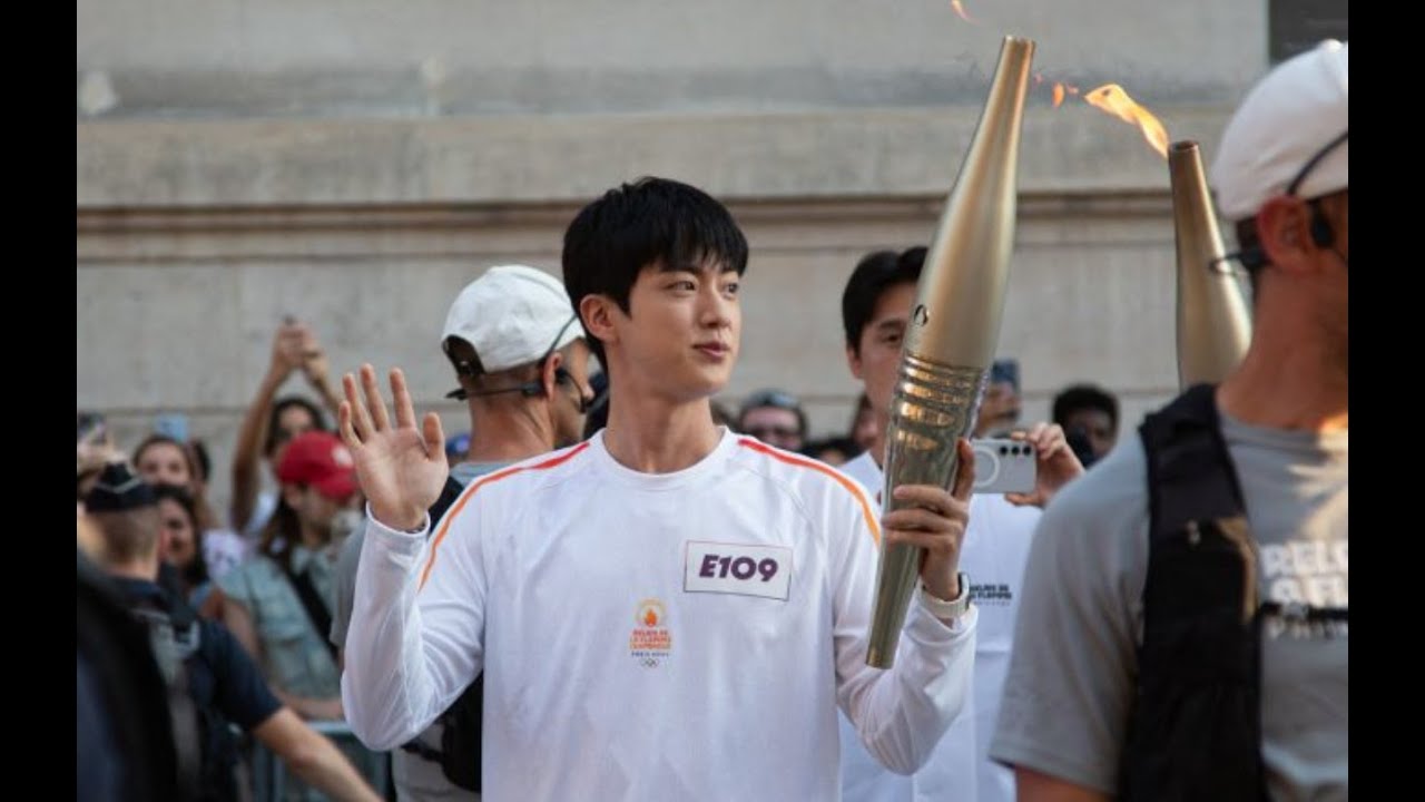 25.BTS JIN(진)의 올림픽성화봉송 Olympic torch relay helped through Paris by ...