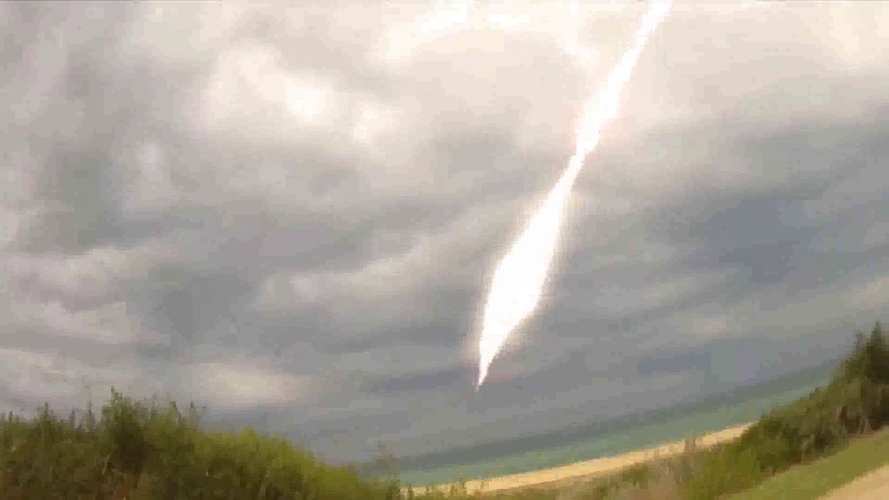 Meteor creates sonic boom burning up in the atmosphere. - YouTube