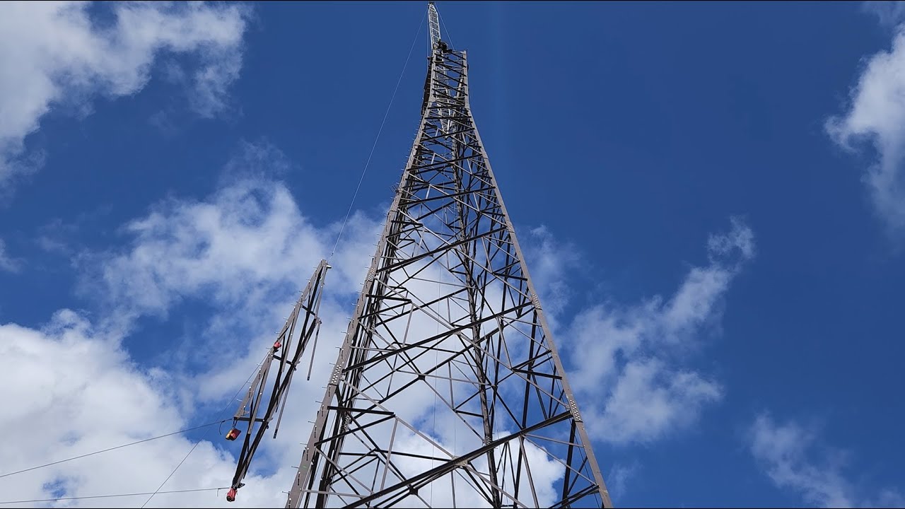 Wysięgnik słupowy Gin Pole (Derrick). Budowa słupów wysokiego napięcia ...