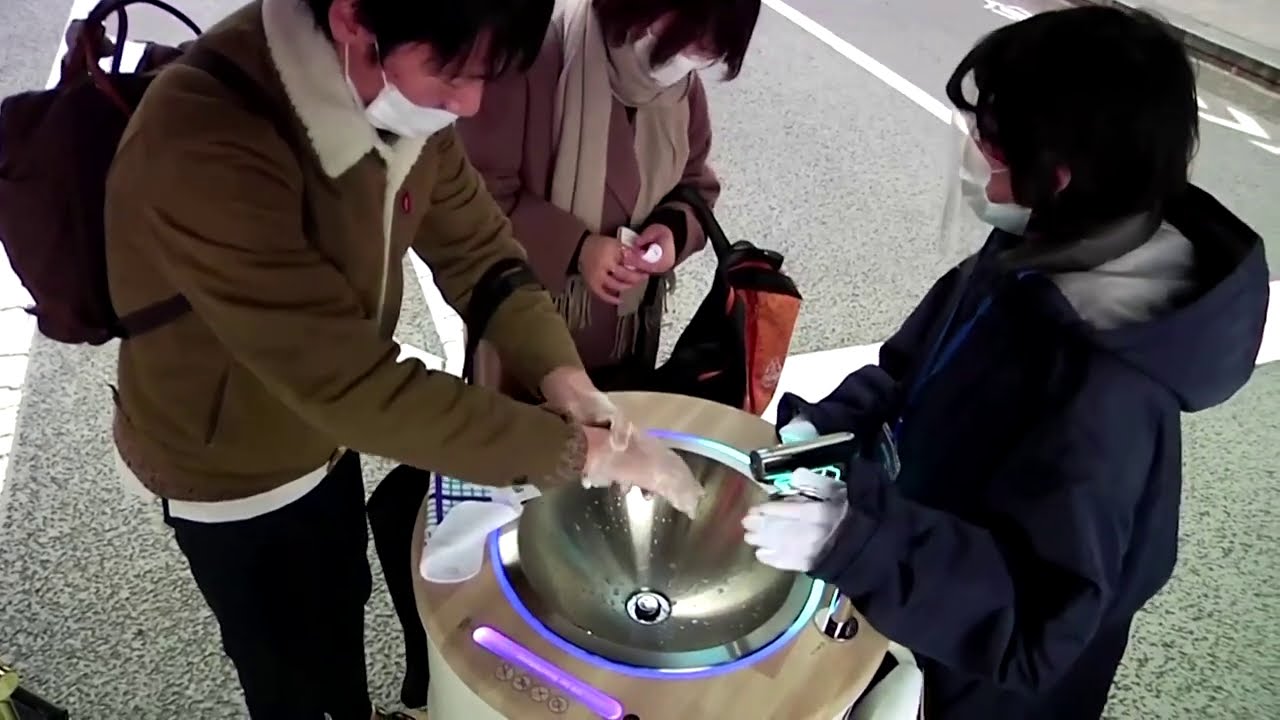 Tokyo shoppers clean hands and phones on the go - YouTube