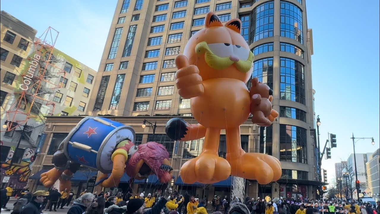 Inflatables At Chicago Thanksgiving Day Parade - YouTube