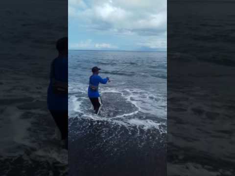 Mancing mania GT abg di pantai karangasem bali menggunakan lure karet pintil