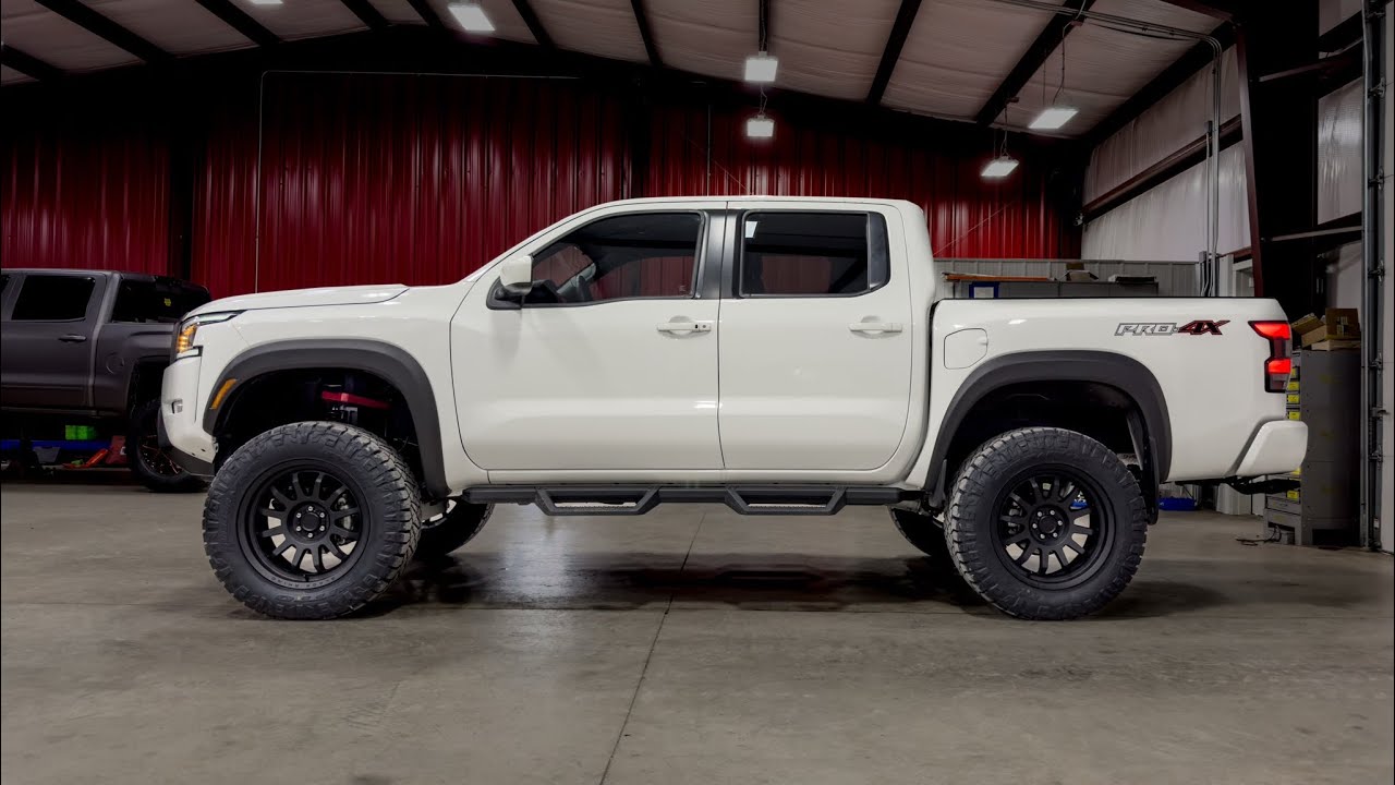 2024 Nissan Frontier pro4x with 6" Rough Country lift on 34s - YouTube