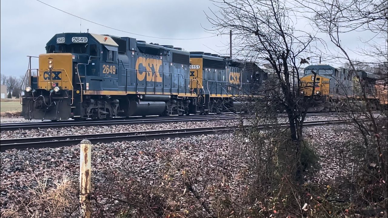 CSX GP38-2 and GP40-2 switching - YouTube