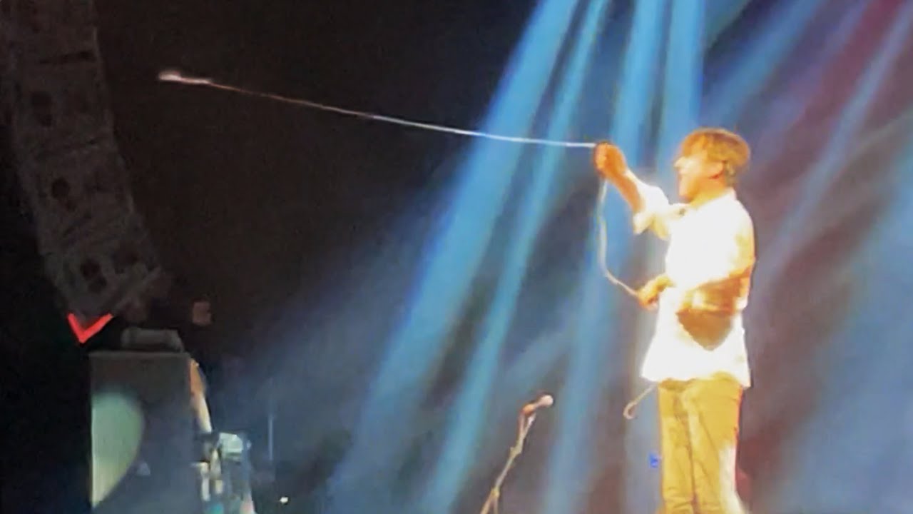 Suede - So Young (Brett swings mic over the crowd) Anaheim. November ...