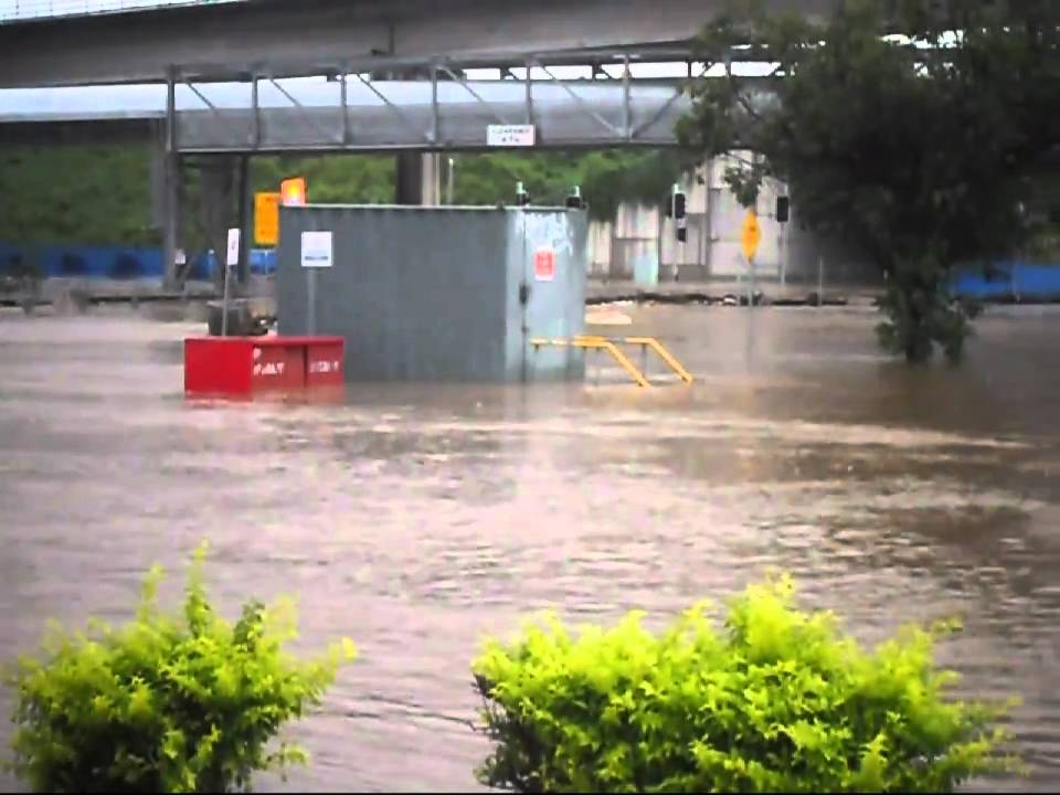 Brisbane Floods 2011 - Toombul Shopping Centre - YouTube