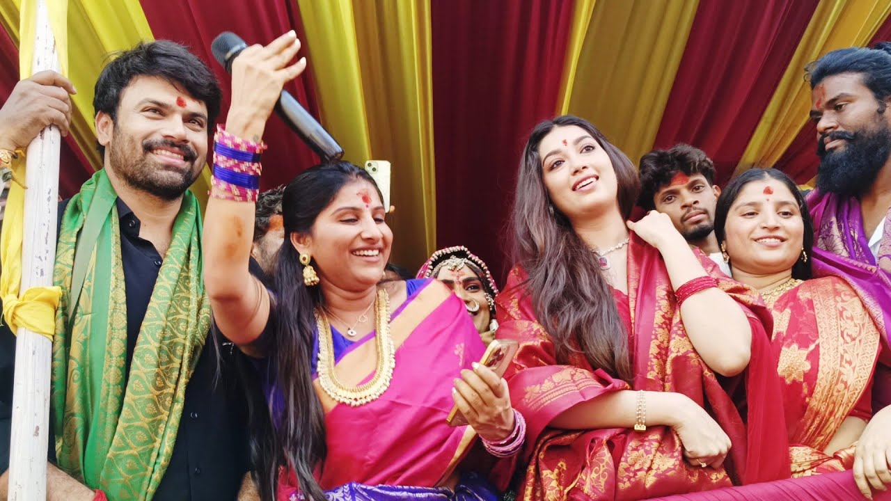 Singer Mangli Teenmar dance at Lal Darwaza Bonalu 2024 | Mangli Bonam ...