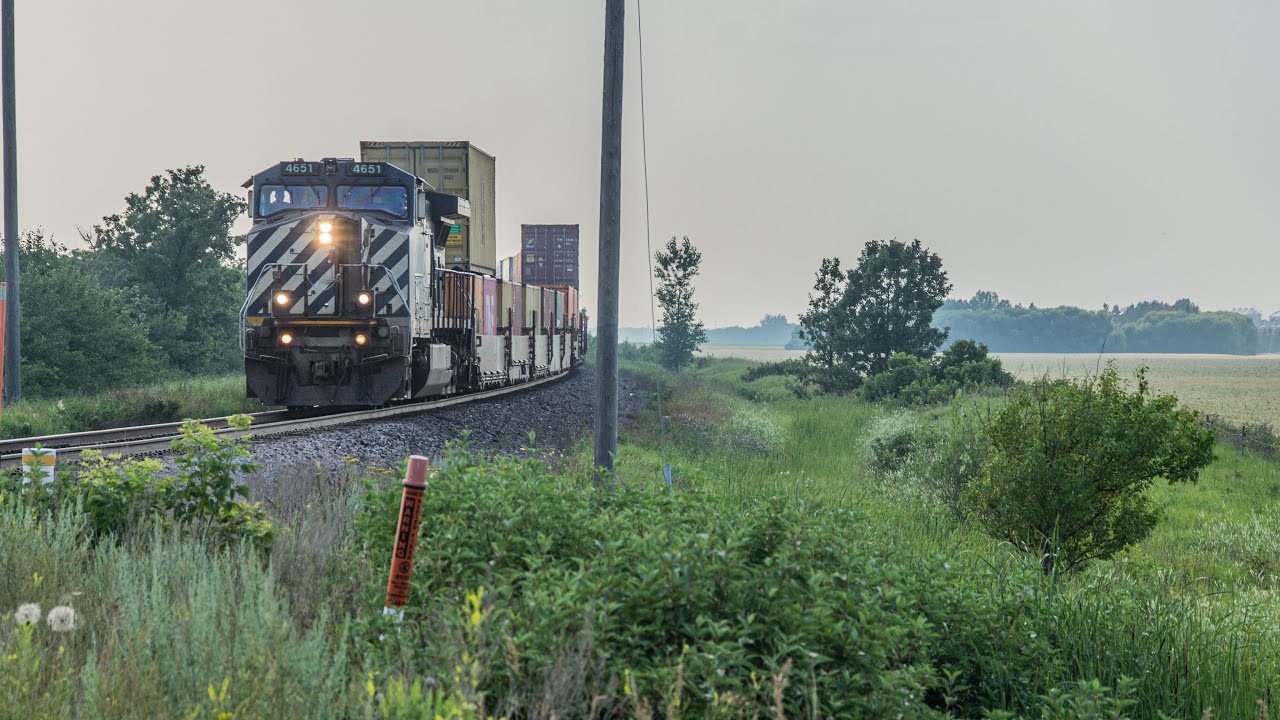 GP9, BC Rail n’ Steam engine in Manitoba - YouTube