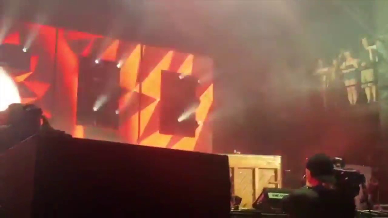 Tyler Joseph falls off piano - YouTube