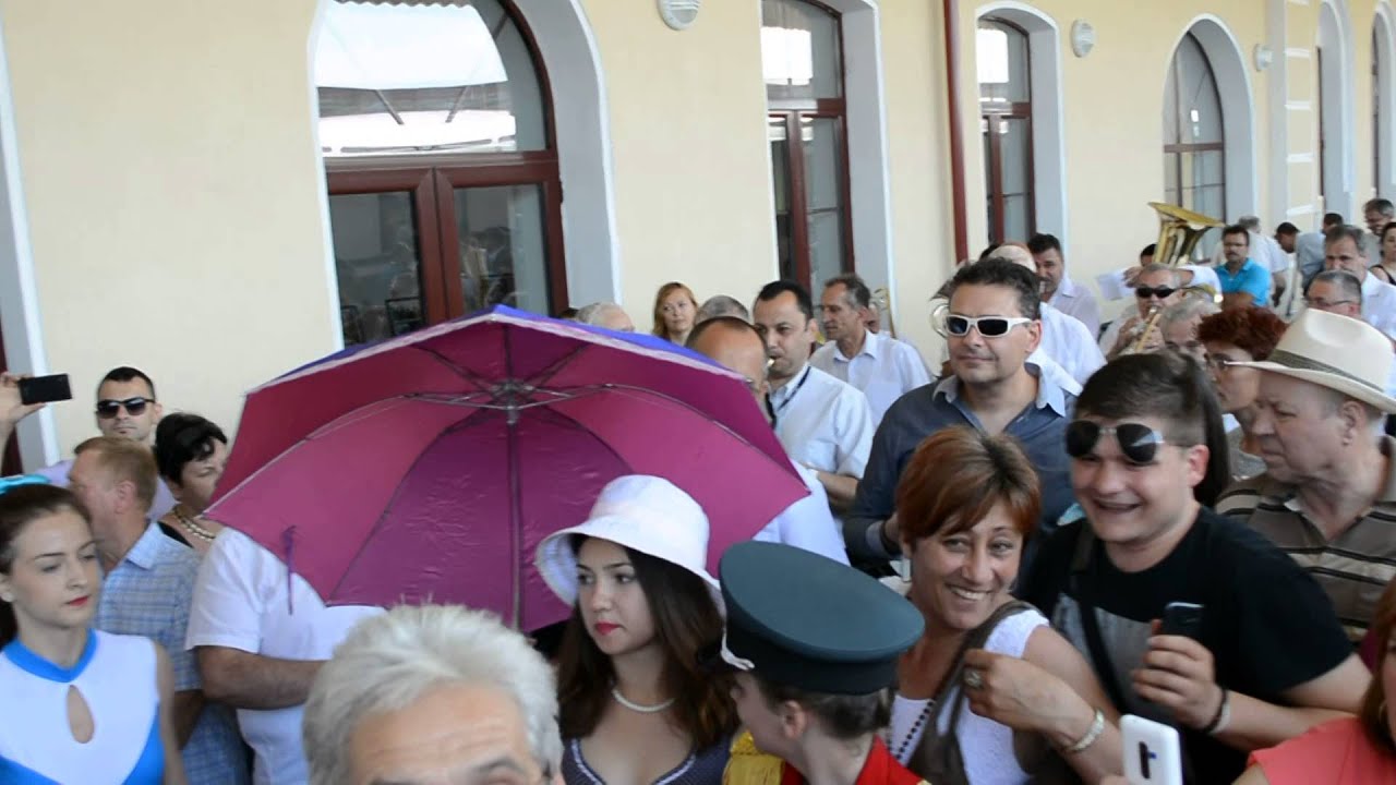 Trenul Regal in gara Giurgiu - YouTube