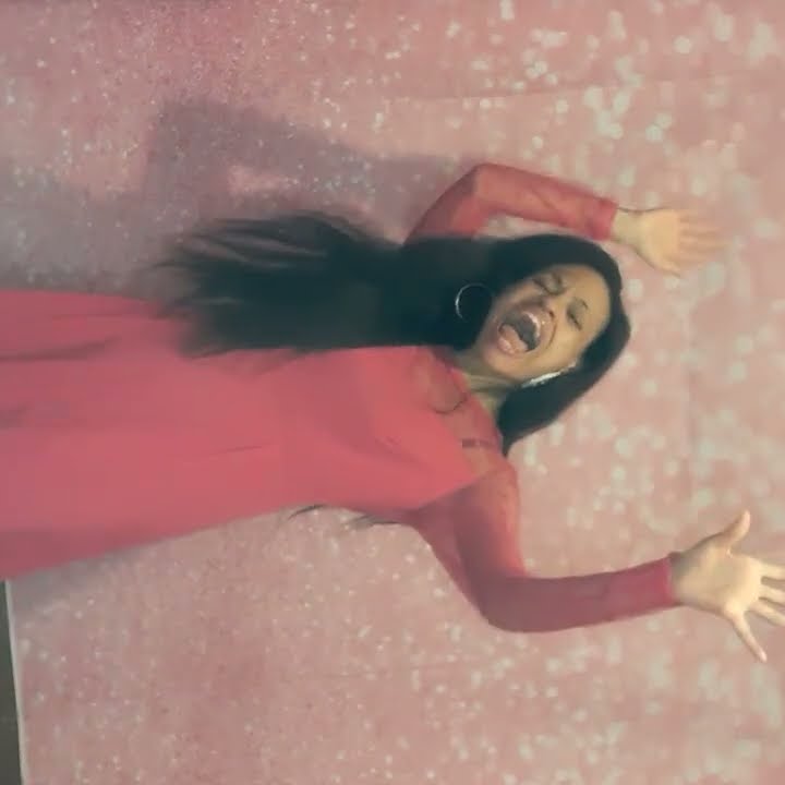 Kayla singing her original song "Hold on" - YouTube