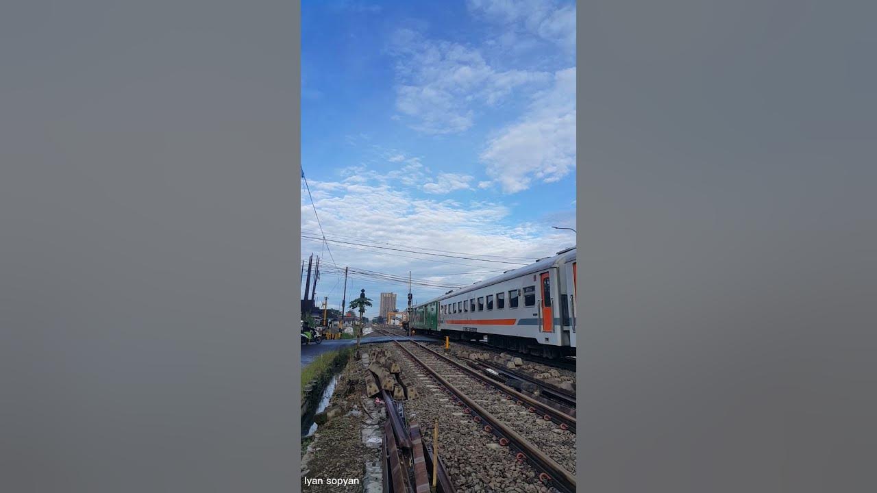 Kereta Api Malabar berjalan pelan melintas langsung PJL Stasiun ...
