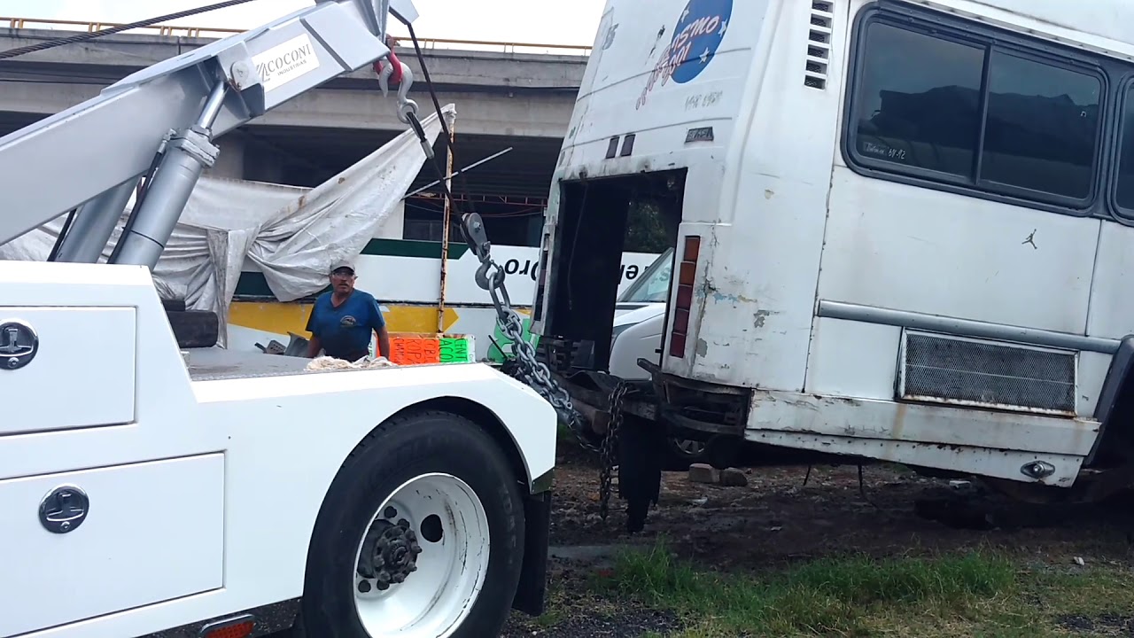 Grúas Navarro remolcando - YouTube