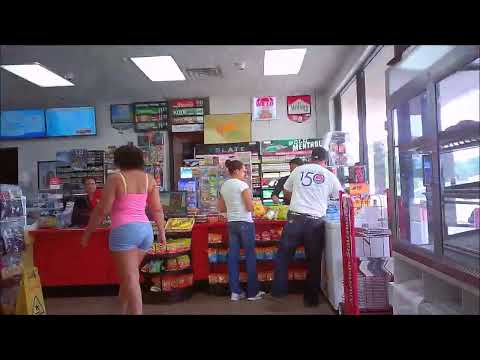 Thick Queen Walkaway Candid 1