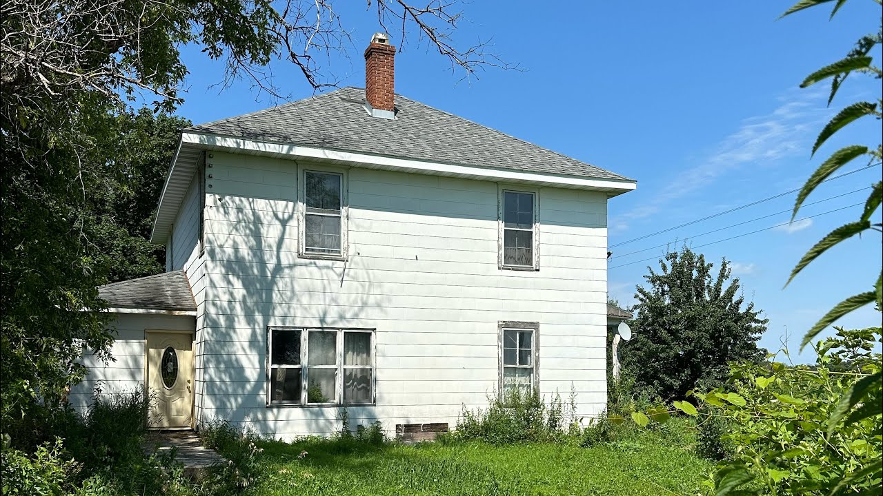 Abandoned fully furnished 1970s house WITH POWER! - YouTube