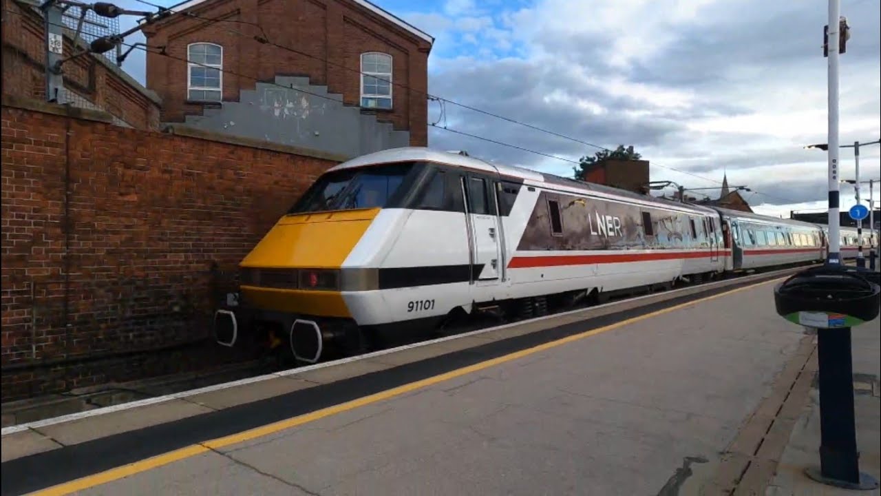Mr. T (Yorkshire Lad) does Doncaster Station and finds the LNER Lounge ...