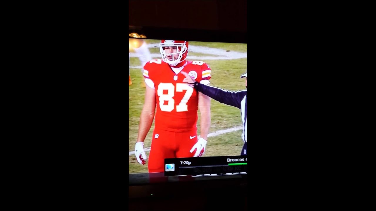 Kansas City Chiefs Kelce gives ref gesture - YouTube