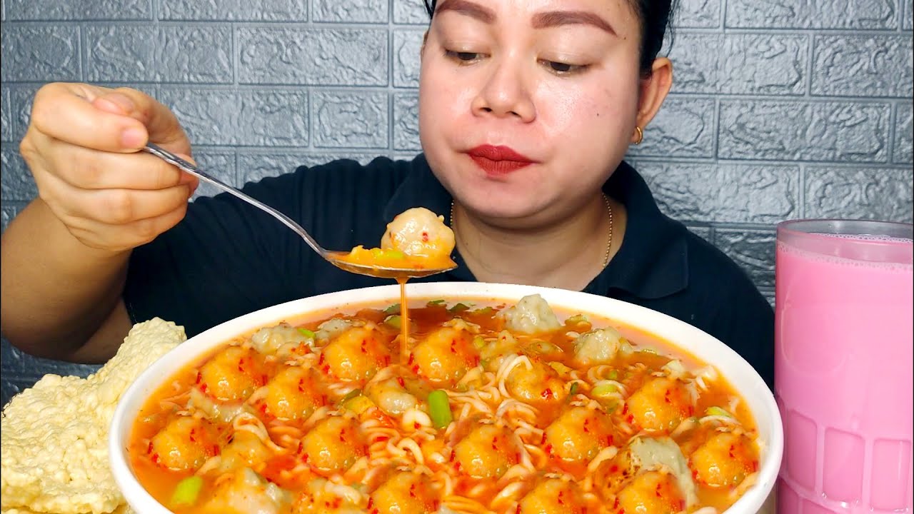 mie bakso ikan kuah pedas mercon, ice bandung Mukbang - YouTube