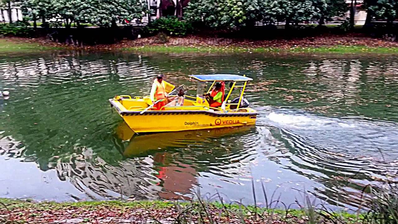 Maintaining the cleaniness of the Kallang River at Geylang Bahru ...