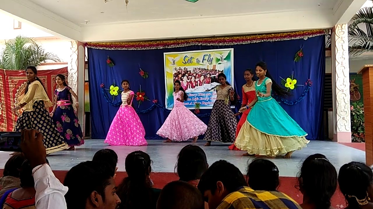 Erra chira kottukoni dance by JNHS girls - YouTube