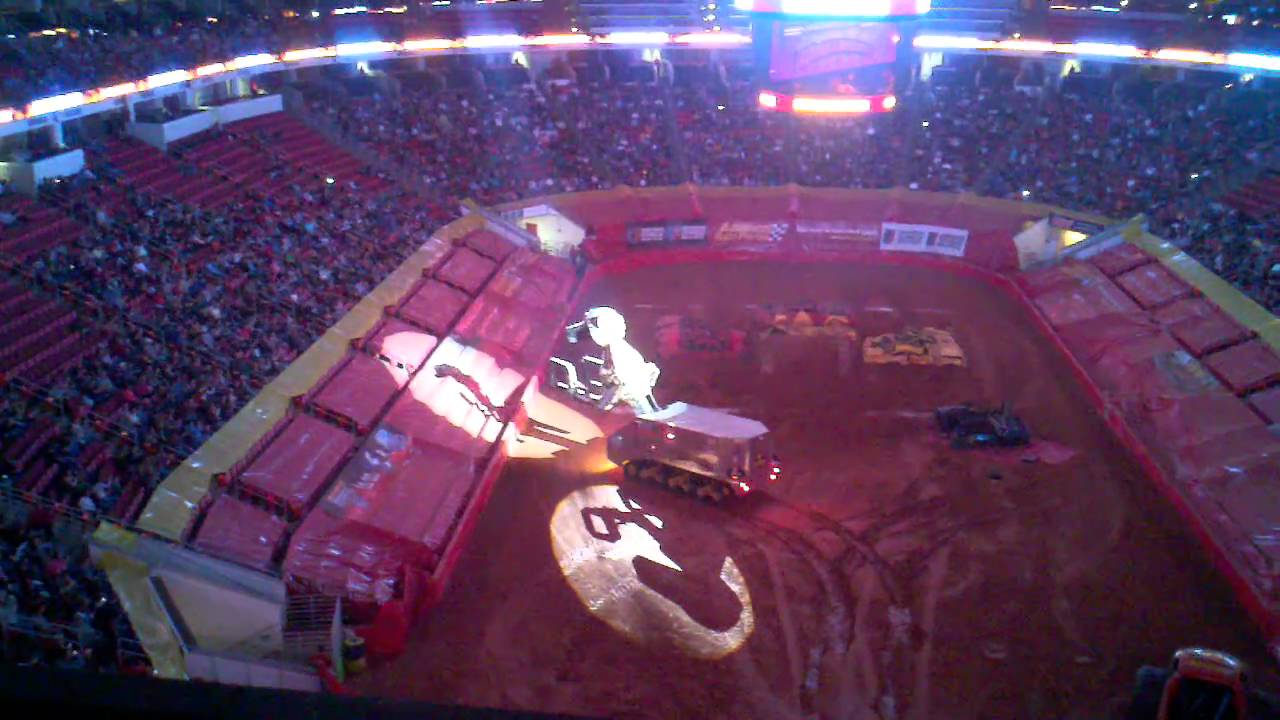Monster Jam Megasaurus - YouTube