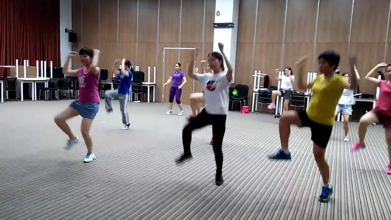 ZUMBA DANcer : waka waka - YouTube