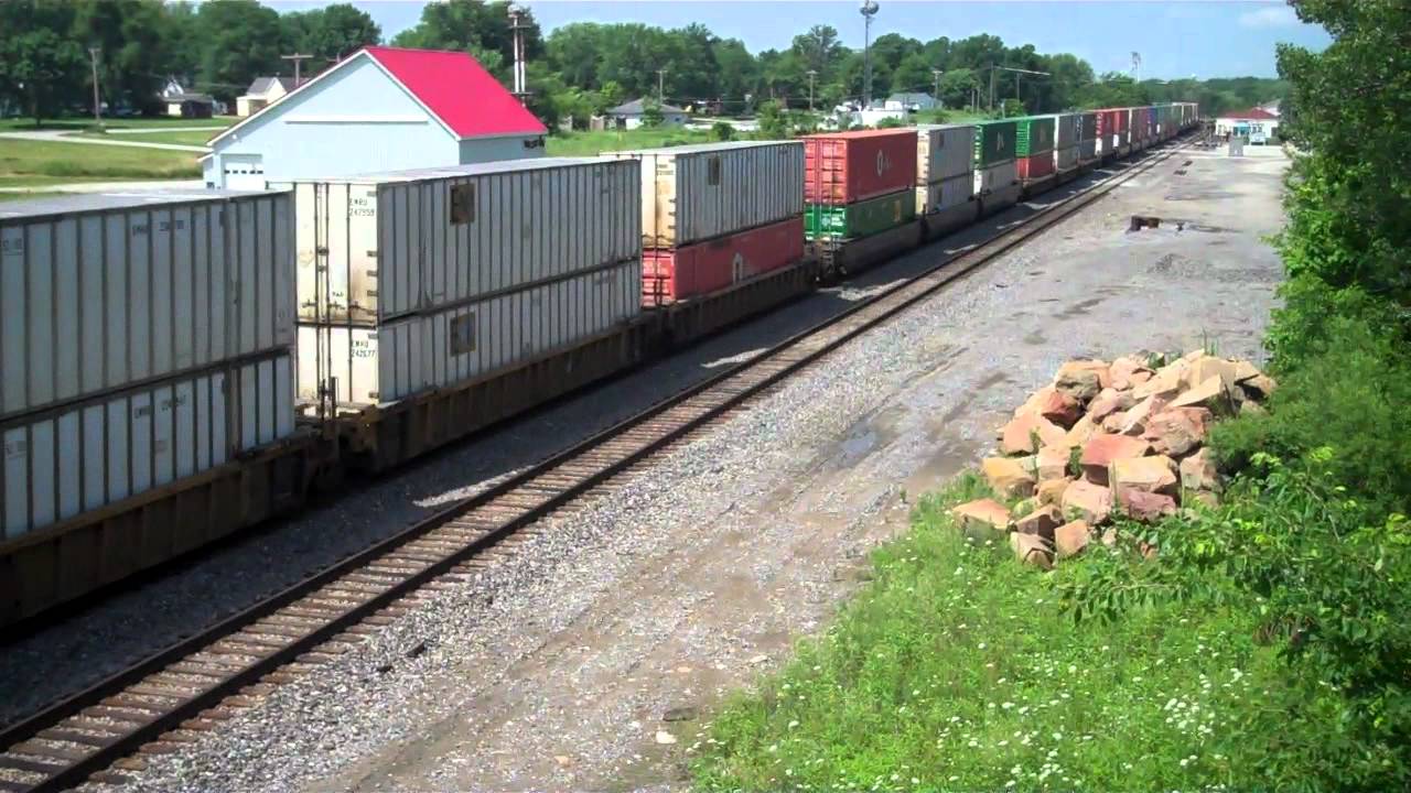 UP 7914 leads Double-Stacks past La Plata, Mo. - YouTube