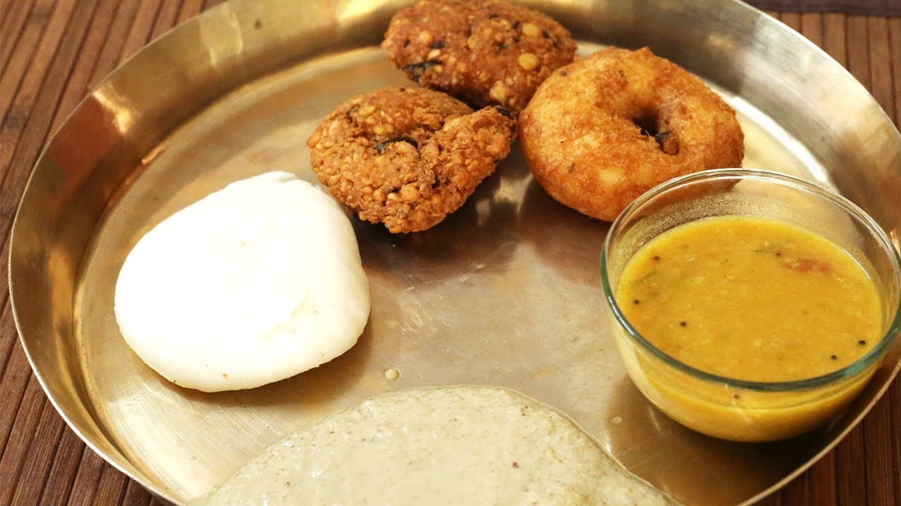 Eating South Indian Mini Tiffin | Eating Idly ,Vada with Coconut ...