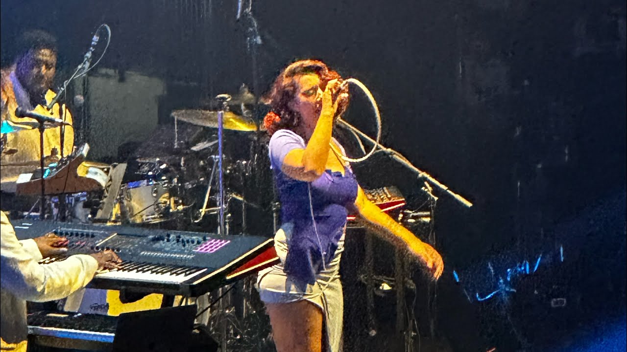 ‘Oscar Winning Tears’ - RAYE (LIVE from the O2 Arena) - YouTube