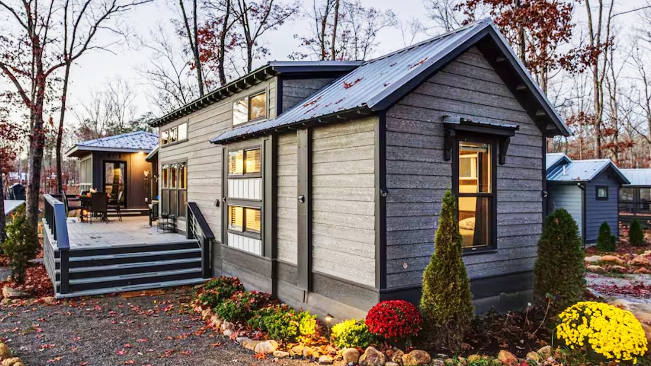 The Most Charming Lakeside Tiny House on The Lake in The Mountains ...