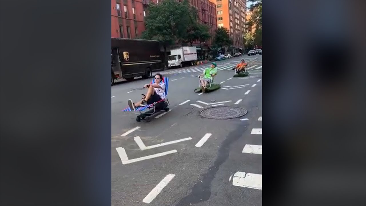 Trio rides motorized lawn chairs in Manhattan - YouTube