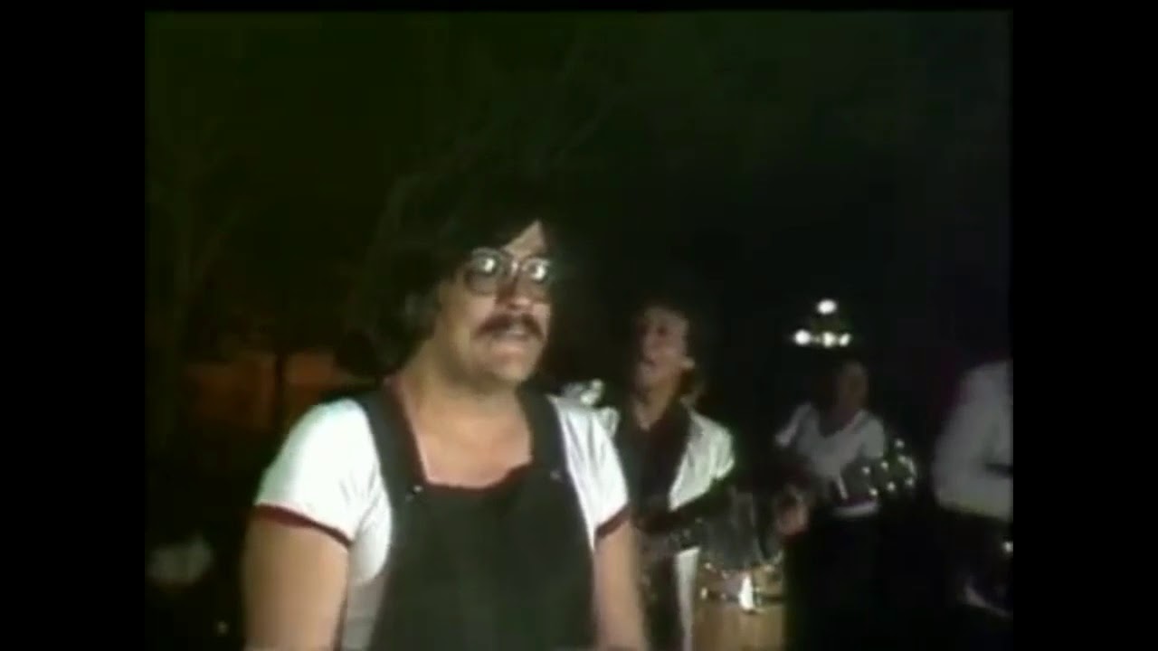 CHICO CHE Y LA CRISIS MICAELA MACORINA CON LA GUITARRA EN VIVO ...