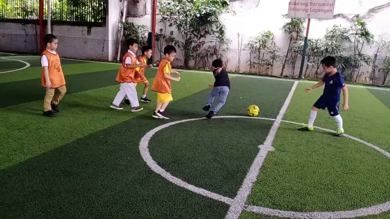 LATIHAN FUTSAL TK B 2020 - YouTube