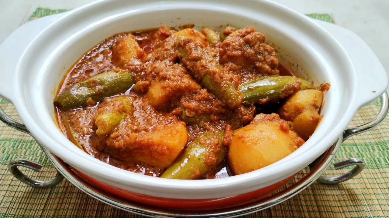 Aloo Parwal Ki Sabzi | Parwal Aloo Ki Rasedar Sabji | Aloo Potol Curry ...