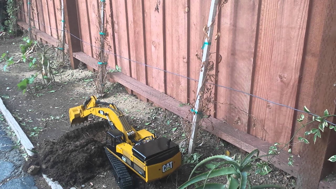 Cat 390D RC Hydraulic excavator digging thru hard compact soil and ...