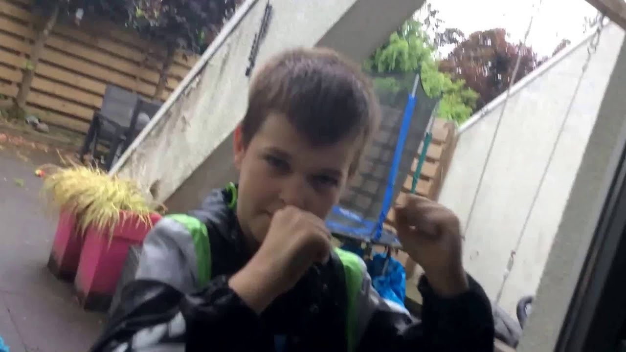 Zwerver Kind slaat mij in elkaar - YouTube