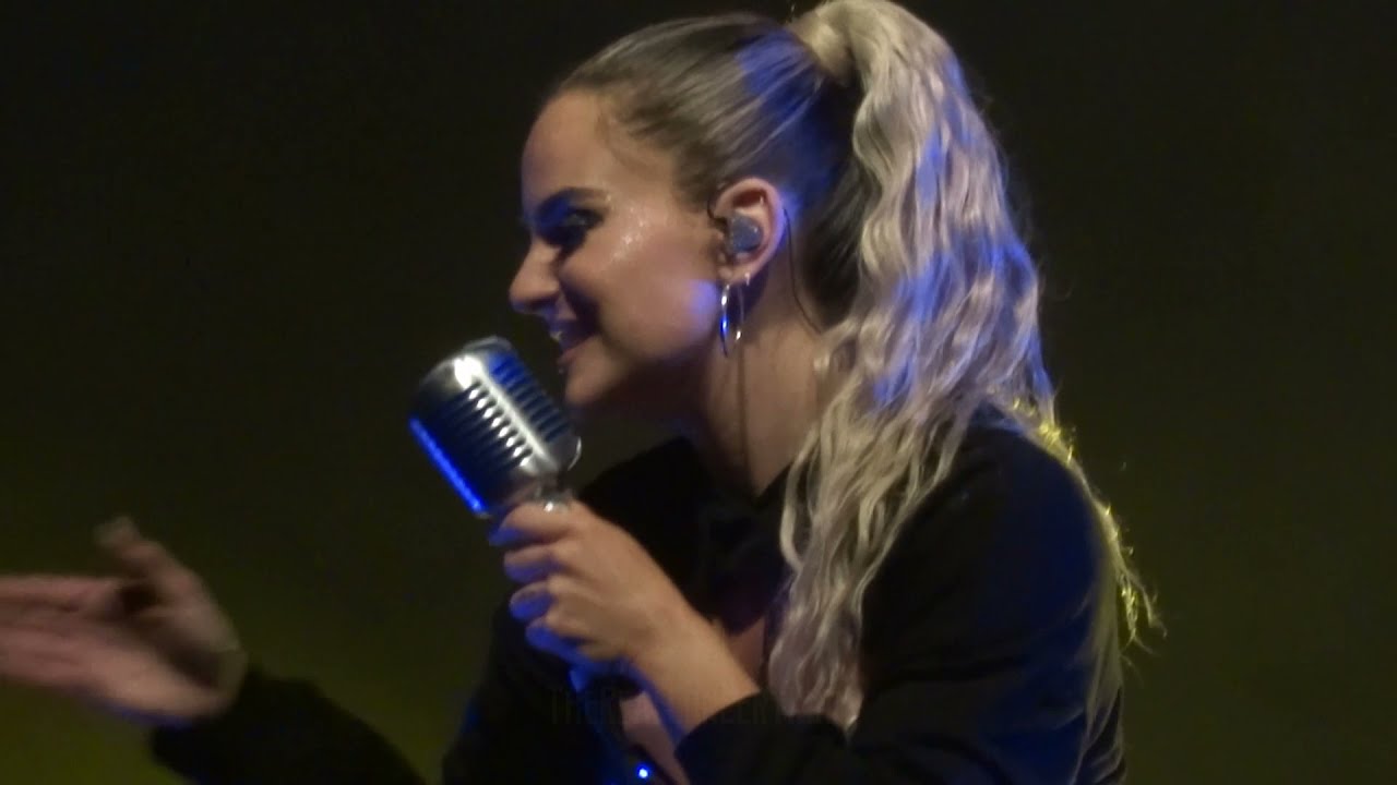 JoJo - "Leave (Get Out)" (Live in Los Angeles 10-11-21) - YouTube