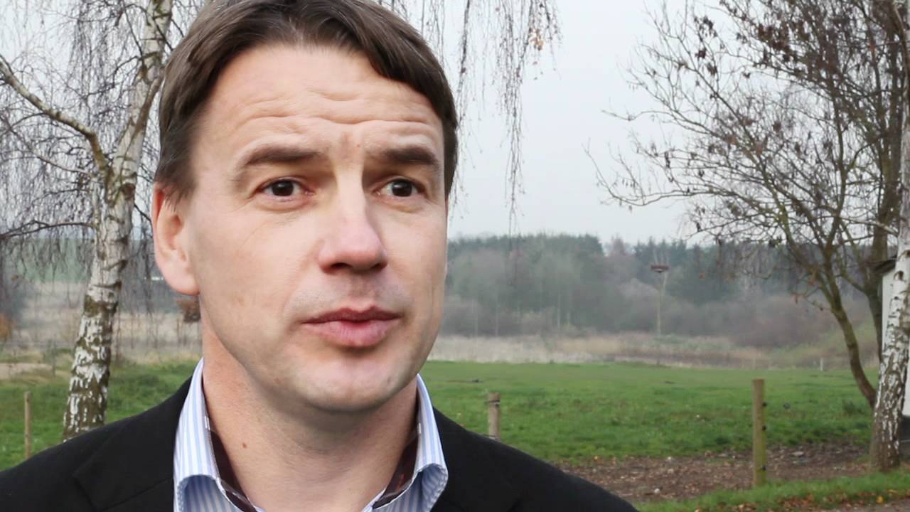 Portræt af udviklingsminister Christian Friis Bach - YouTube