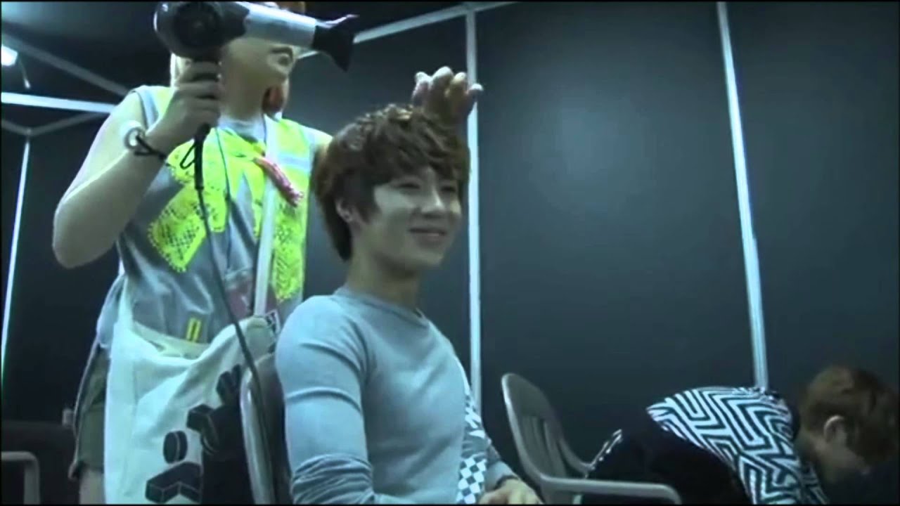 140621 Taemin singing while doing make up - YouTube