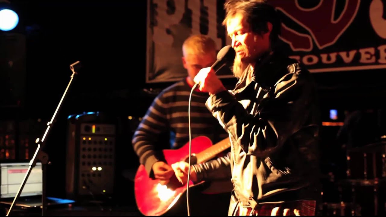 Chi Pig sings hurt - pub 340 - YouTube